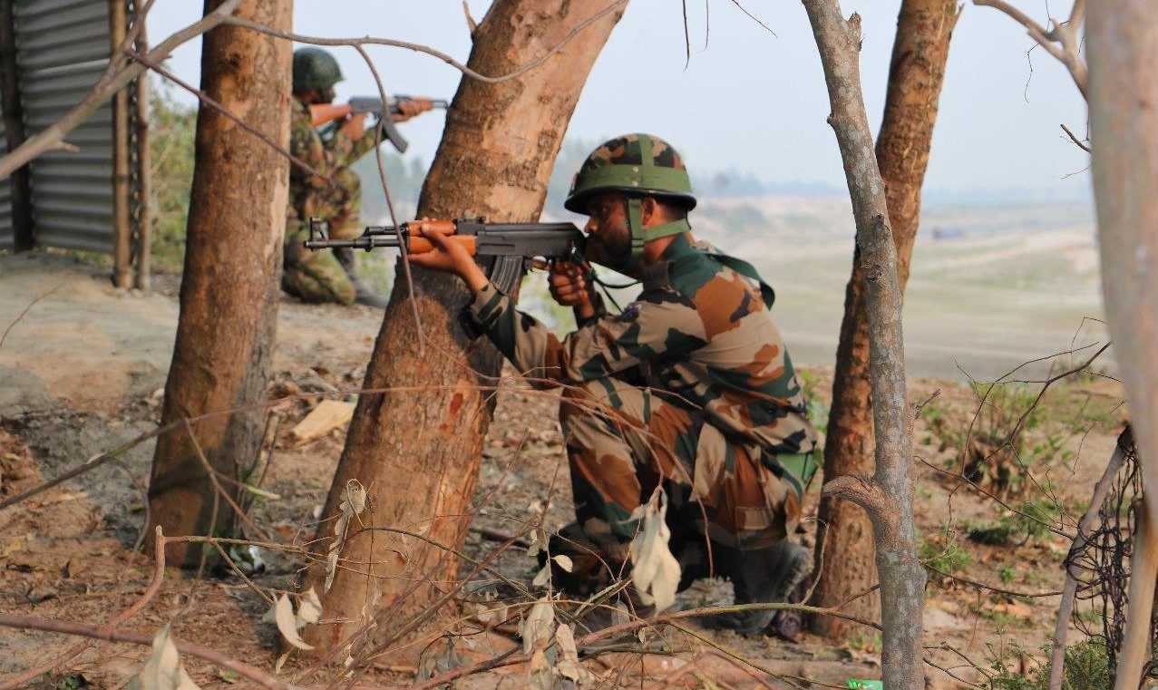 Encounter Breaks Out In Jammu and Kashmir's Pulwama | TimelineDaily