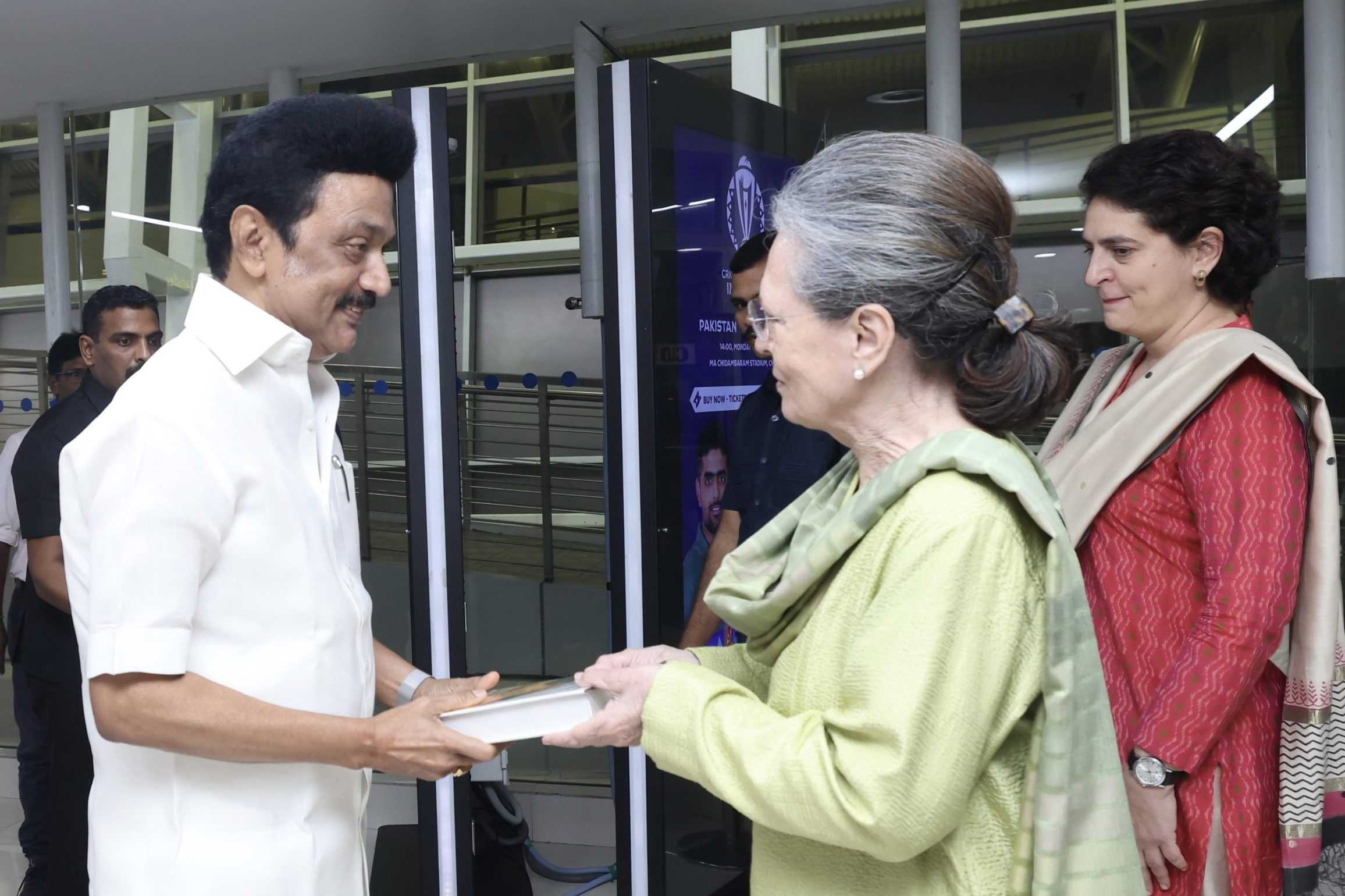 Sonia Gandhi, Priyanka Gandhi In Chennai For DMK Women Conference ...