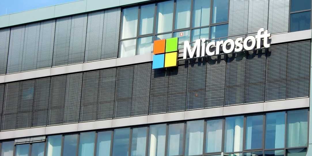 Microsoft To Welcome Amazon As Client In Landmark $1 Billion Deal ...
