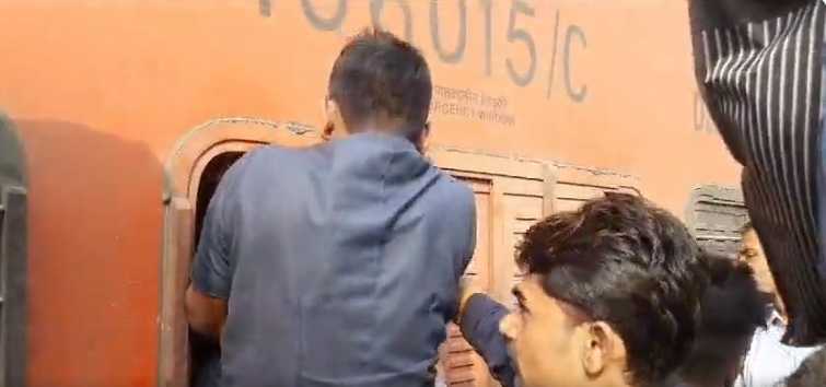 Stampede At Surat Railway Station: 1 Dead, Several Injured | TimelineDaily