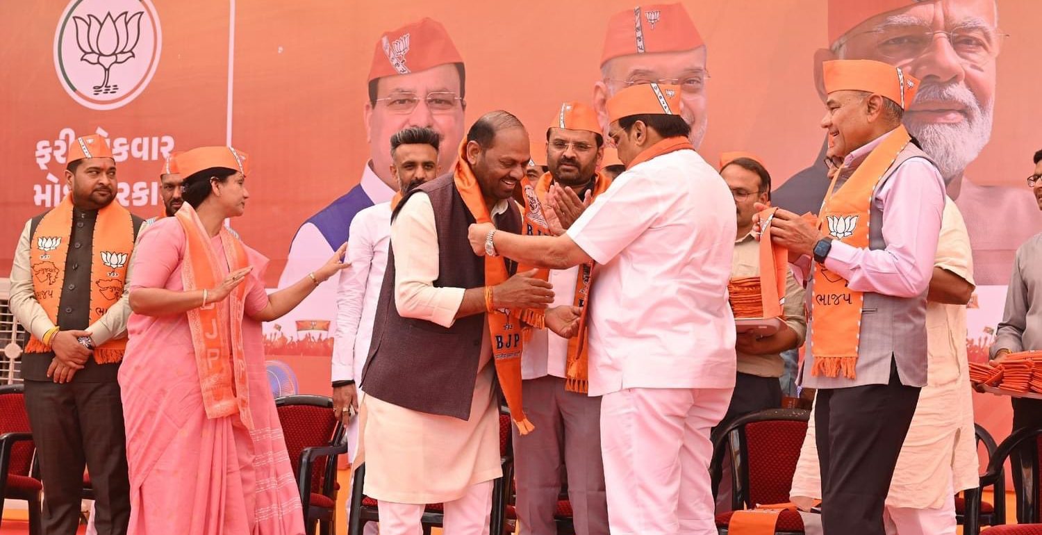 Congress MP Naran Rathwa And His Son Switch To BJP; BJP Calls it "Historic" | TimelineDaily