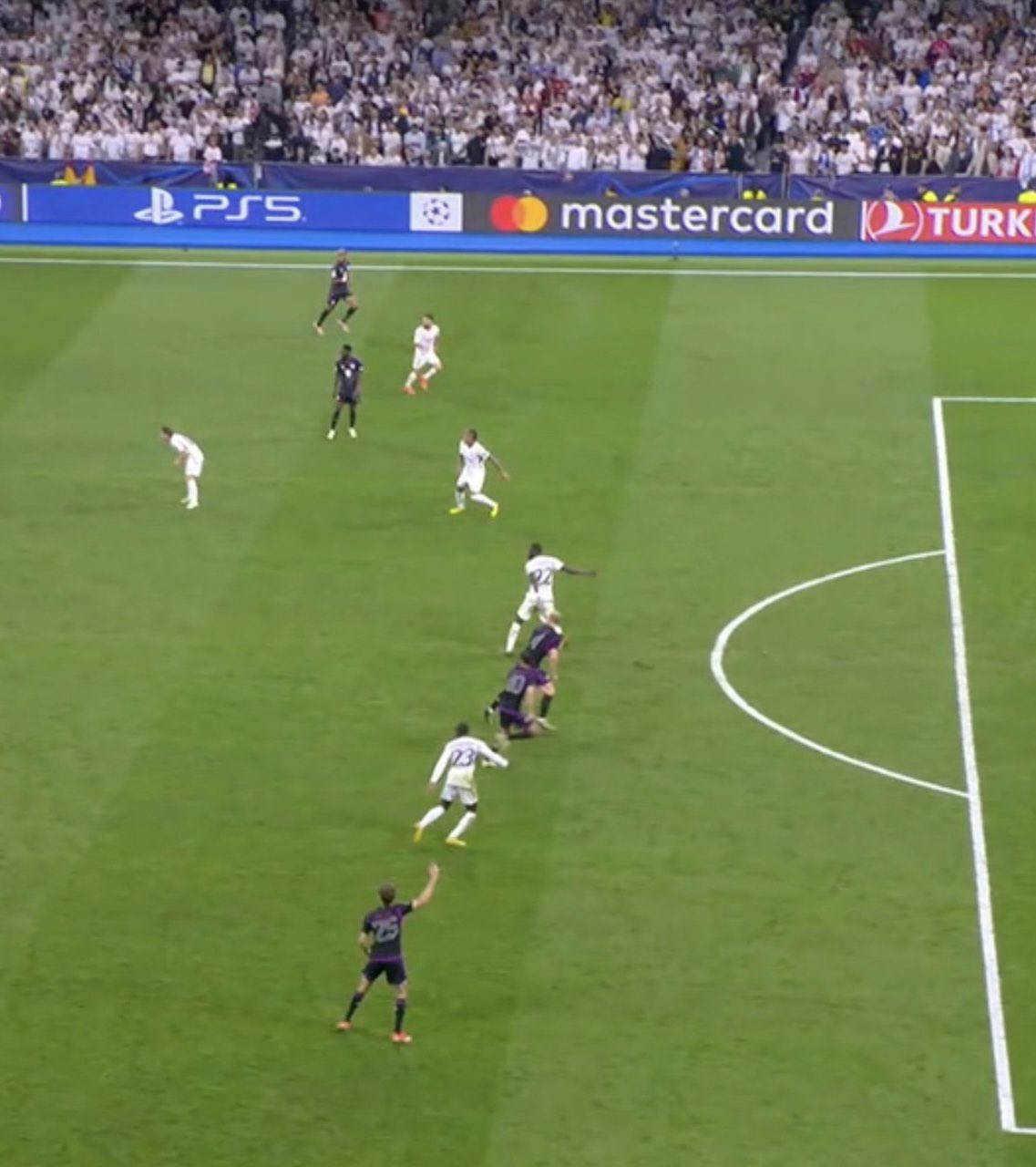 Linesman Apologises To Matthijs de Light After Bayern Munich's Last ...