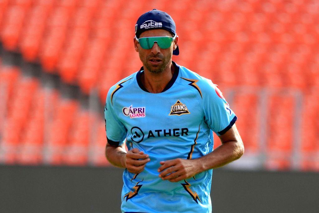 Gujarat Titans To Retain Ashish Nehra, Vikram Solanki Amid Ownership ...