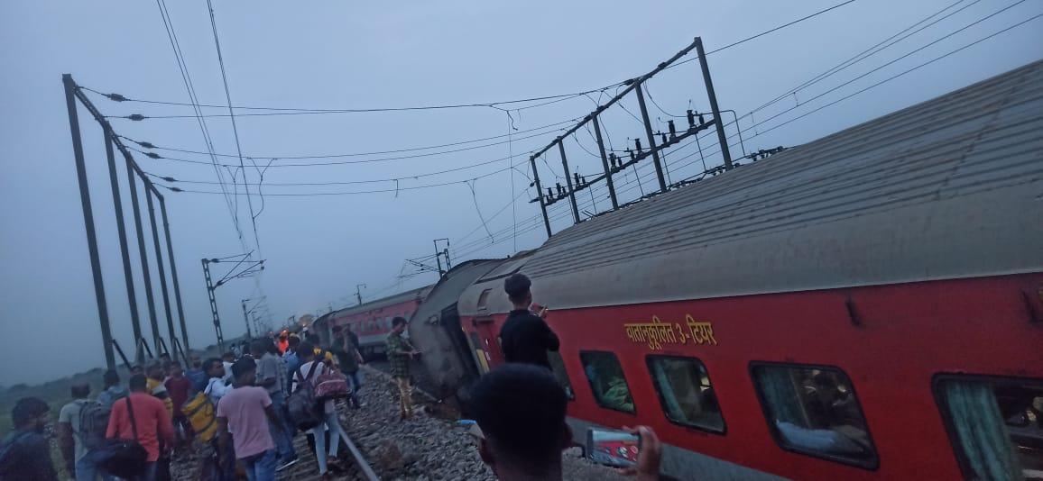 Howrah-Mumbai Train Accident: Two Killed, 20 Injured | TimelineDaily