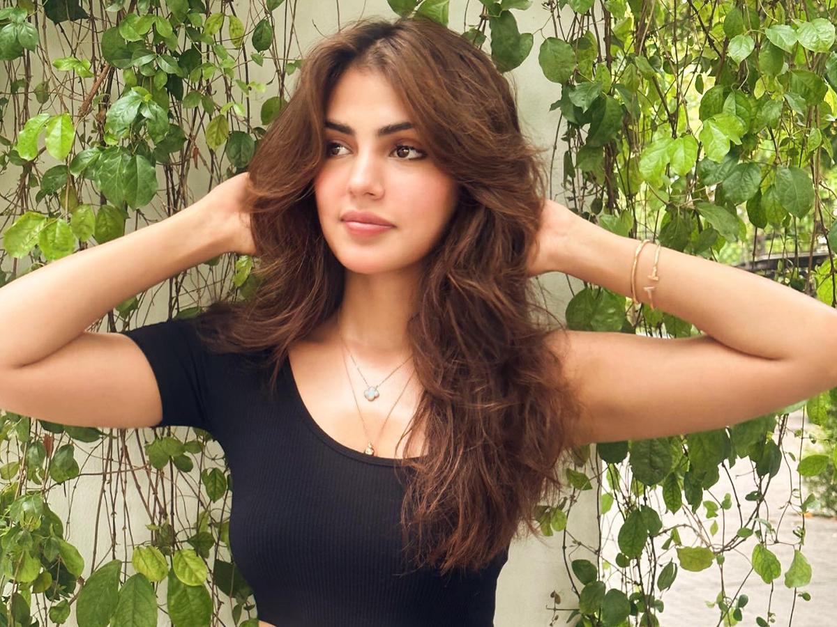 A Glimpse Into Rhea Chakraborty's Lifestyle, Fashion And Luxury ...