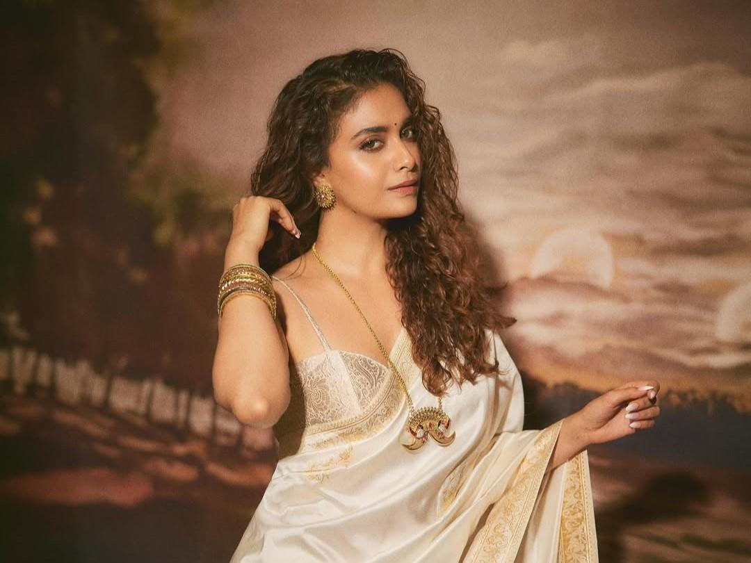In Pics: Keerthy Suresh Redefines Ethnic Charm In An Ivory Gold Saree ...